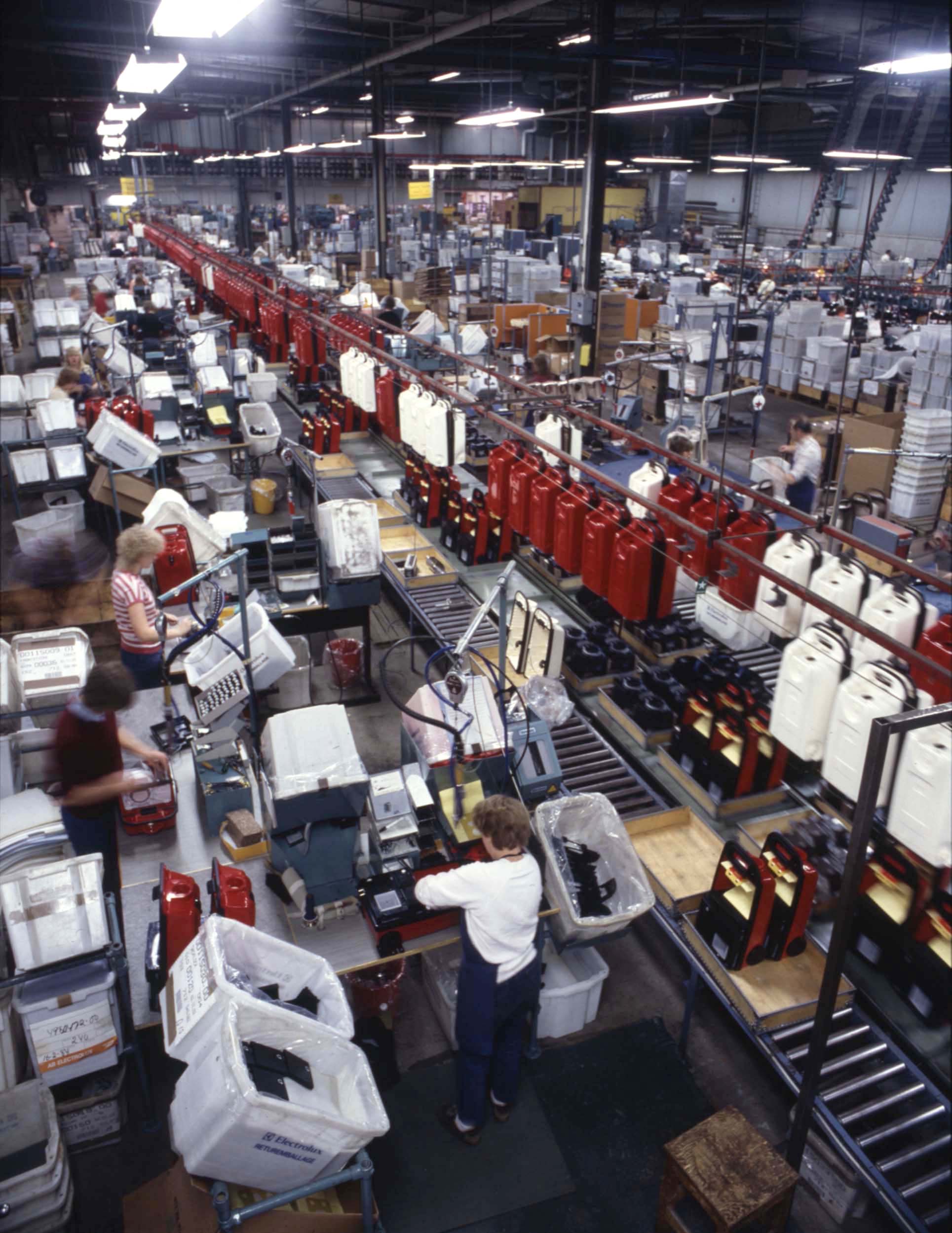 Manufacture of Volta vacuum cleaners at the factory in Västervik ...